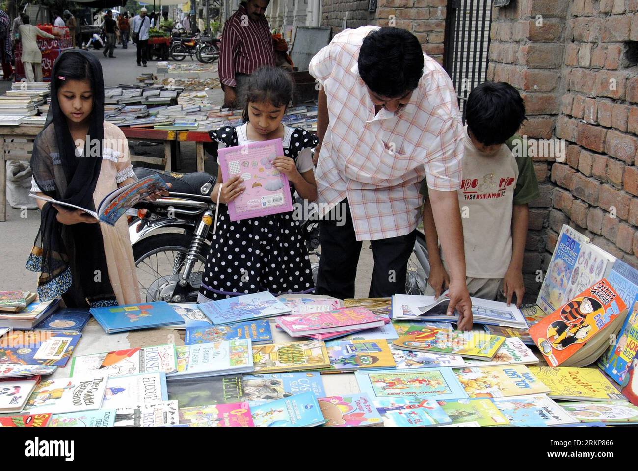 Pakistan reading book hi-res stock photography and images - Alamy
