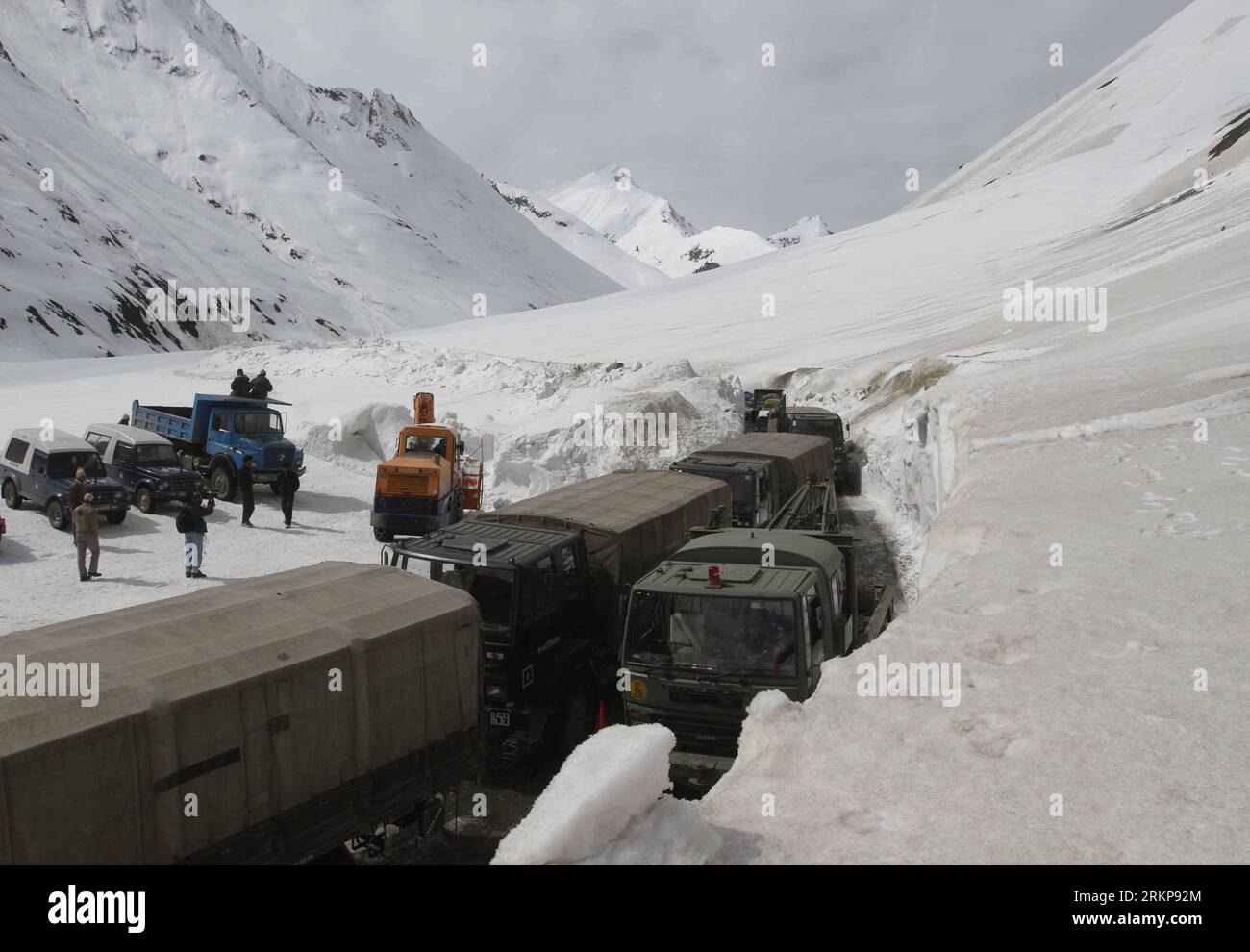 Indian army vehicles hi-res stock photography and images - Alamy