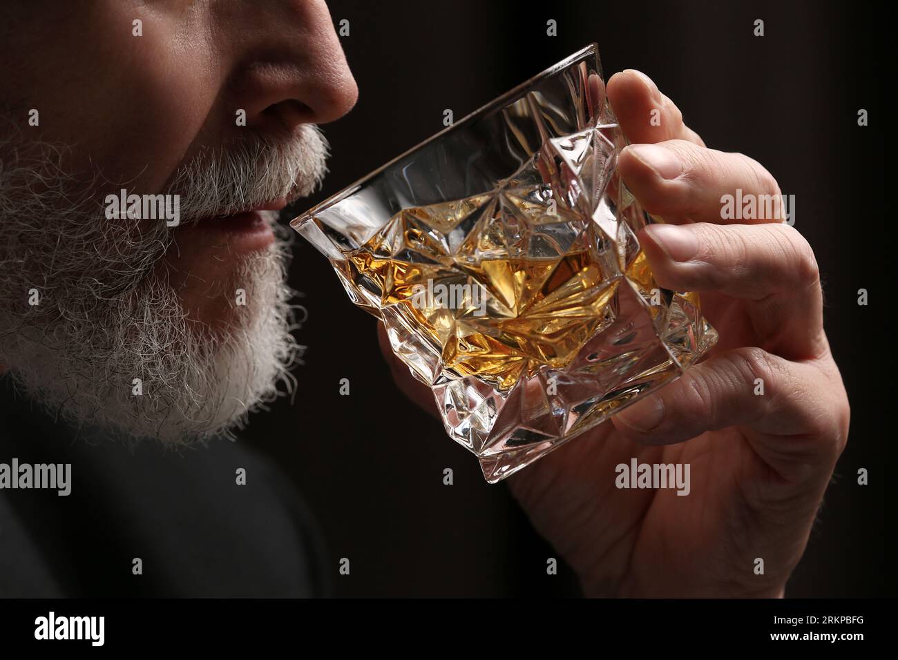 Scotch tasting hand hi-res stock photography and images - Alamy
