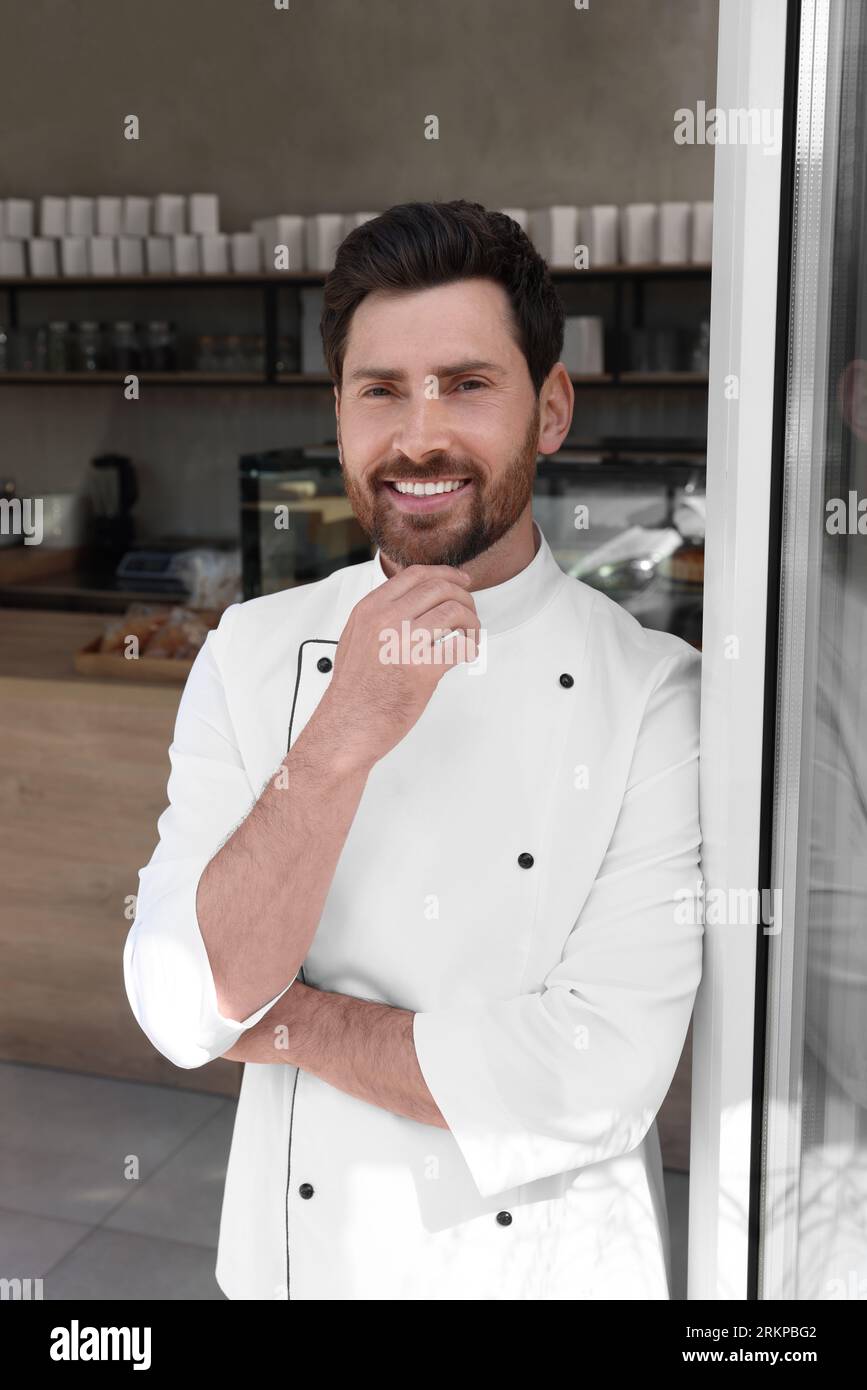 Portrait of professional baker in bakery shop Stock Photo - Alamy