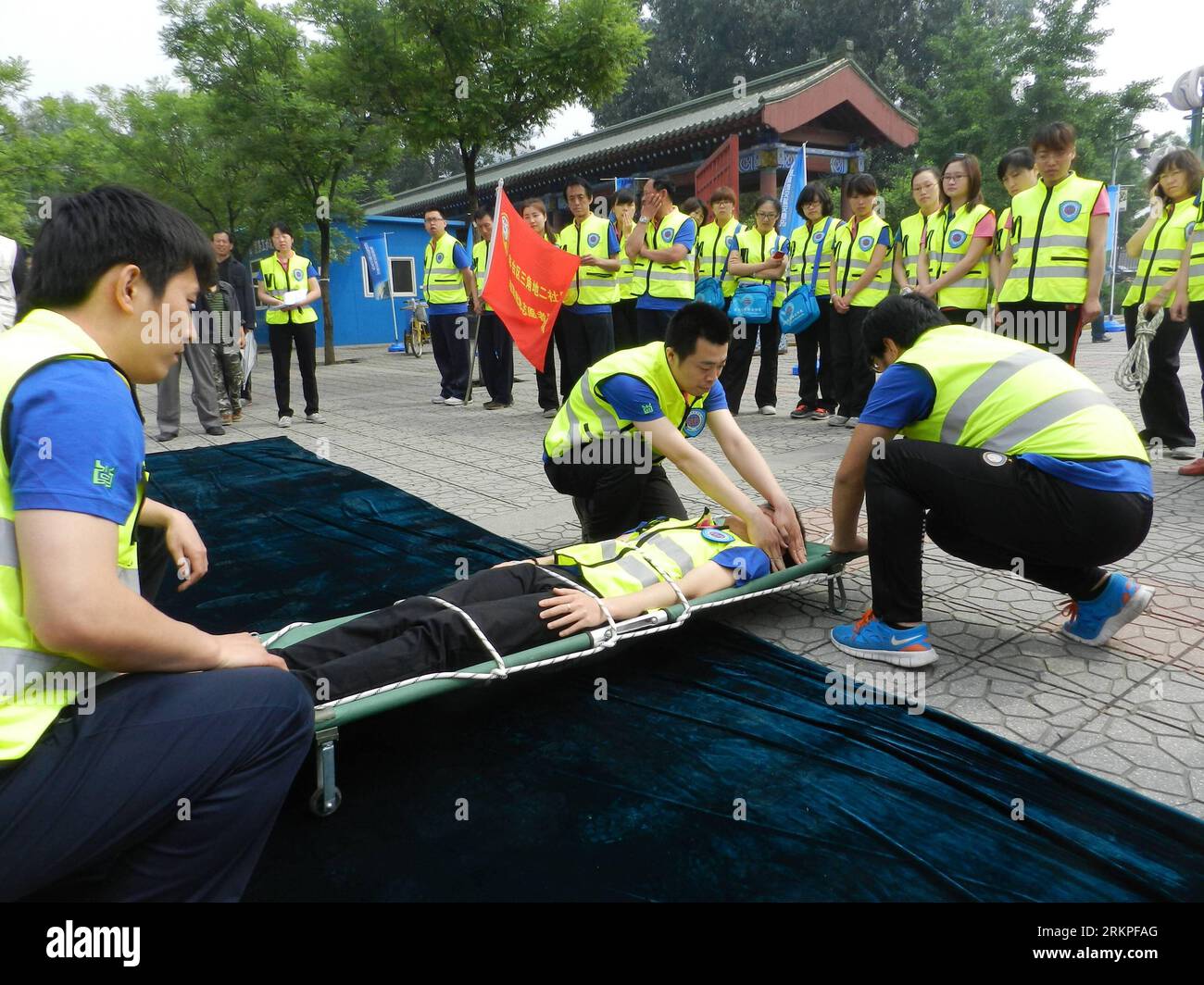 Earthquake rescue team hi-res stock photography and images - Alamy