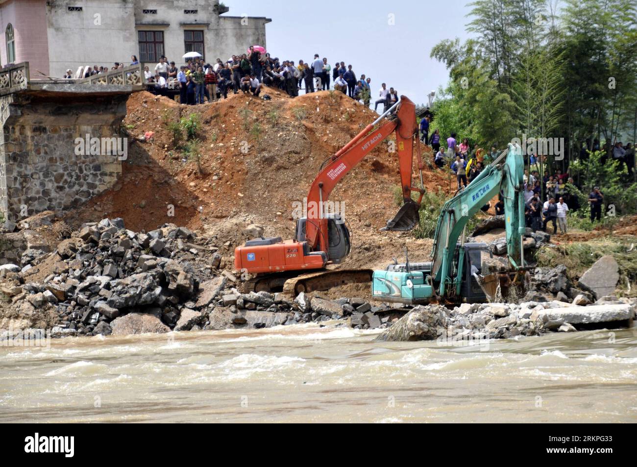Two excavators work hi-res stock photography and images - Alamy