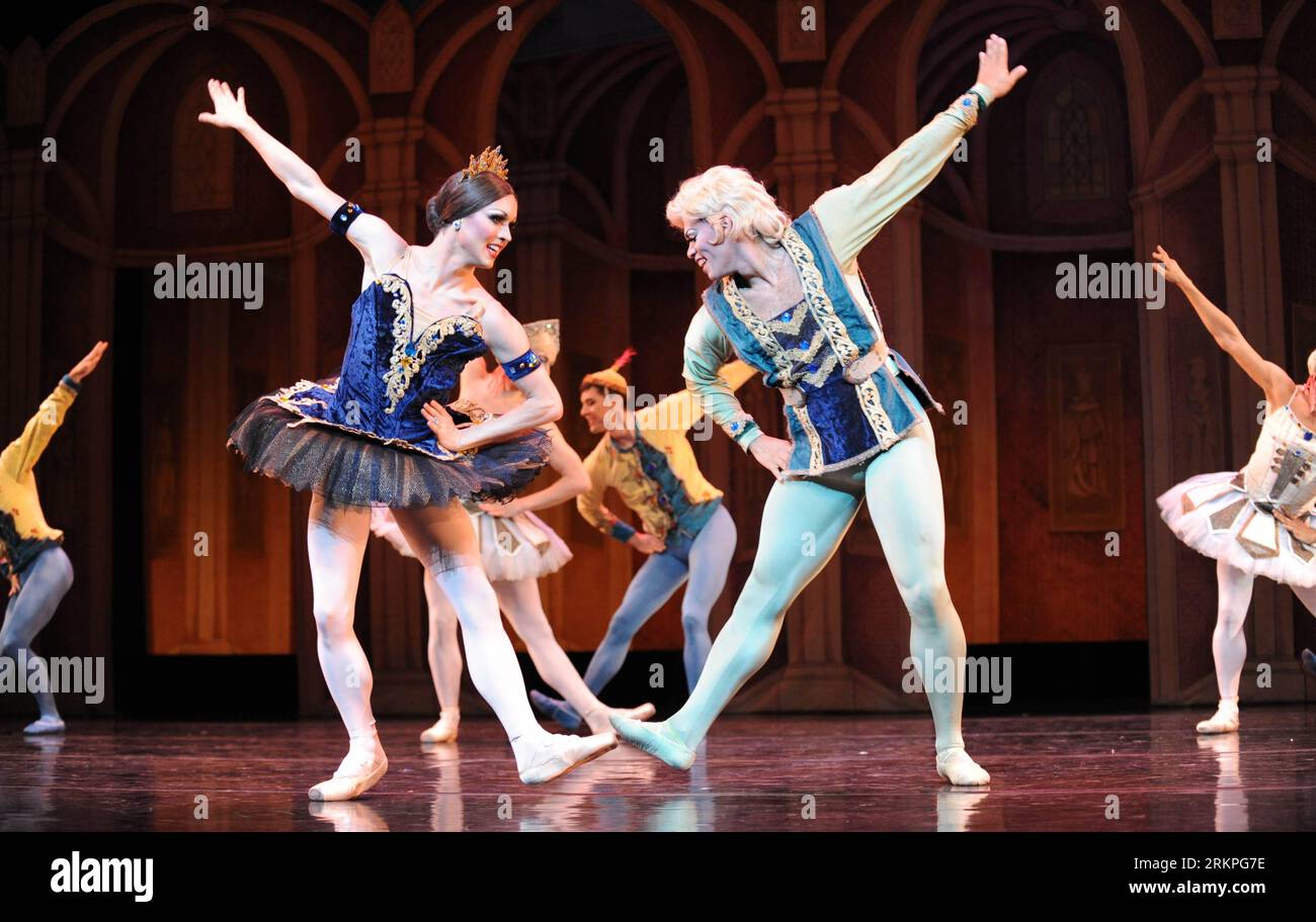 The first male ballet dancers hi-res stock photography and images - Alamy