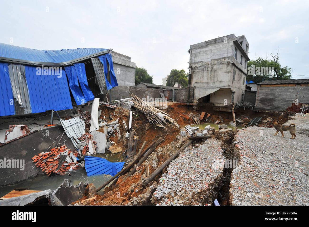 Including collapsed houses hi-res stock photography and images - Alamy