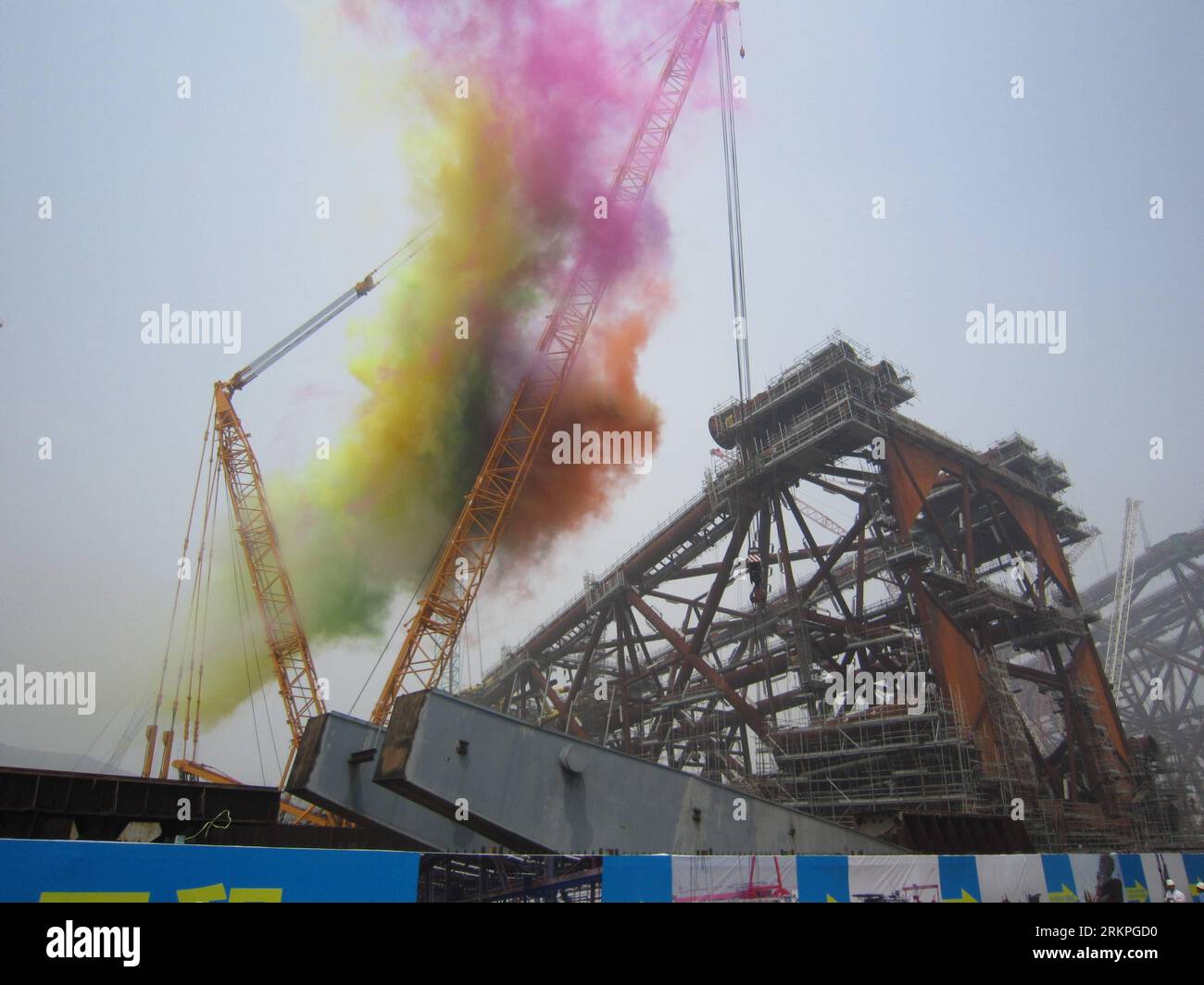 Pipelay crane vessel hi-res stock photography and images - Alamy