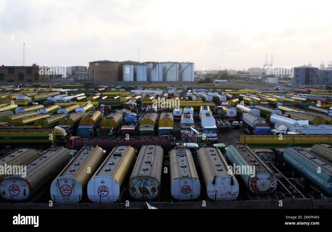 Oil tankers pakistan hi-res stock photography and images - Alamy