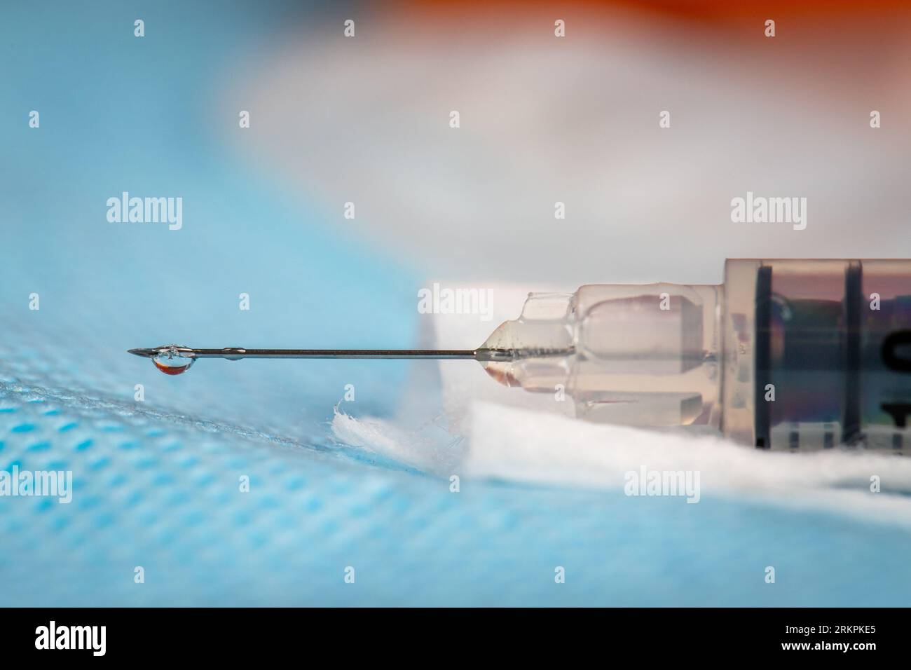 Macro of droplet on tip of syringe needle Stock Photo - Alamy