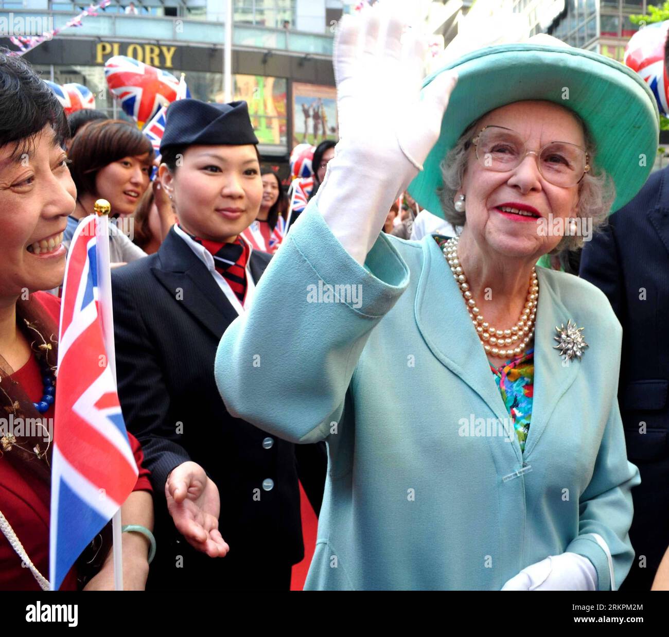 Queen elizabeth ii impersonator hi-res stock photography and images - Alamy