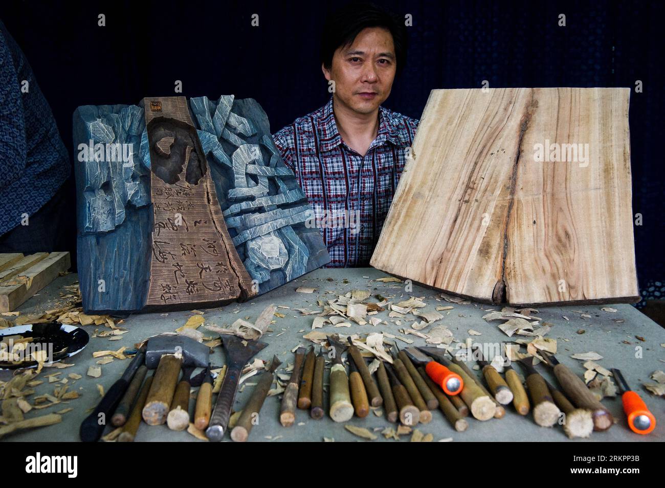 Fan with chinese calligraphy hi-res stock photography and images - Alamy