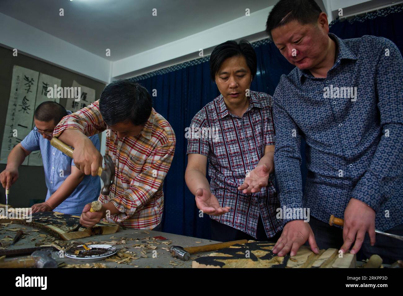 Fan with chinese calligraphy hi-res stock photography and images - Alamy