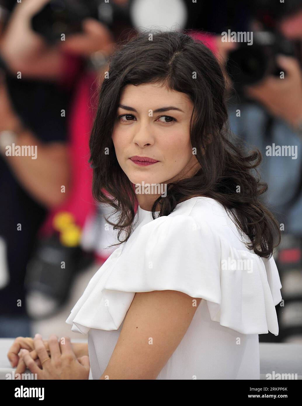 (120527) -- CANNES, May 27, 2012 (Xinhua) -- French actress Audrey ...