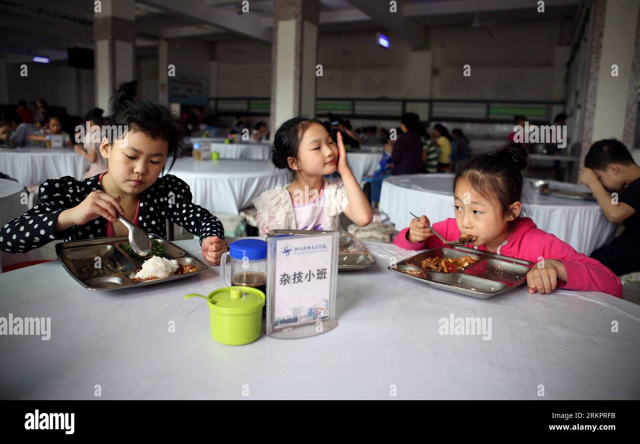 School lunch period hi-res stock photography and images - Alamy