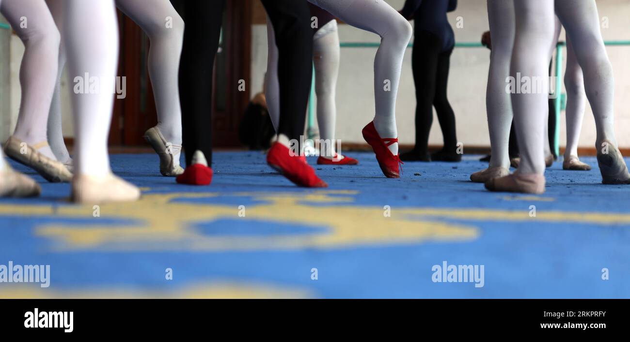 Acrobatics class hi-res stock photography and images - Alamy