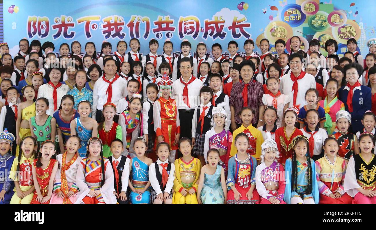 Chinese group greeting senior hi-res stock photography and images - Alamy