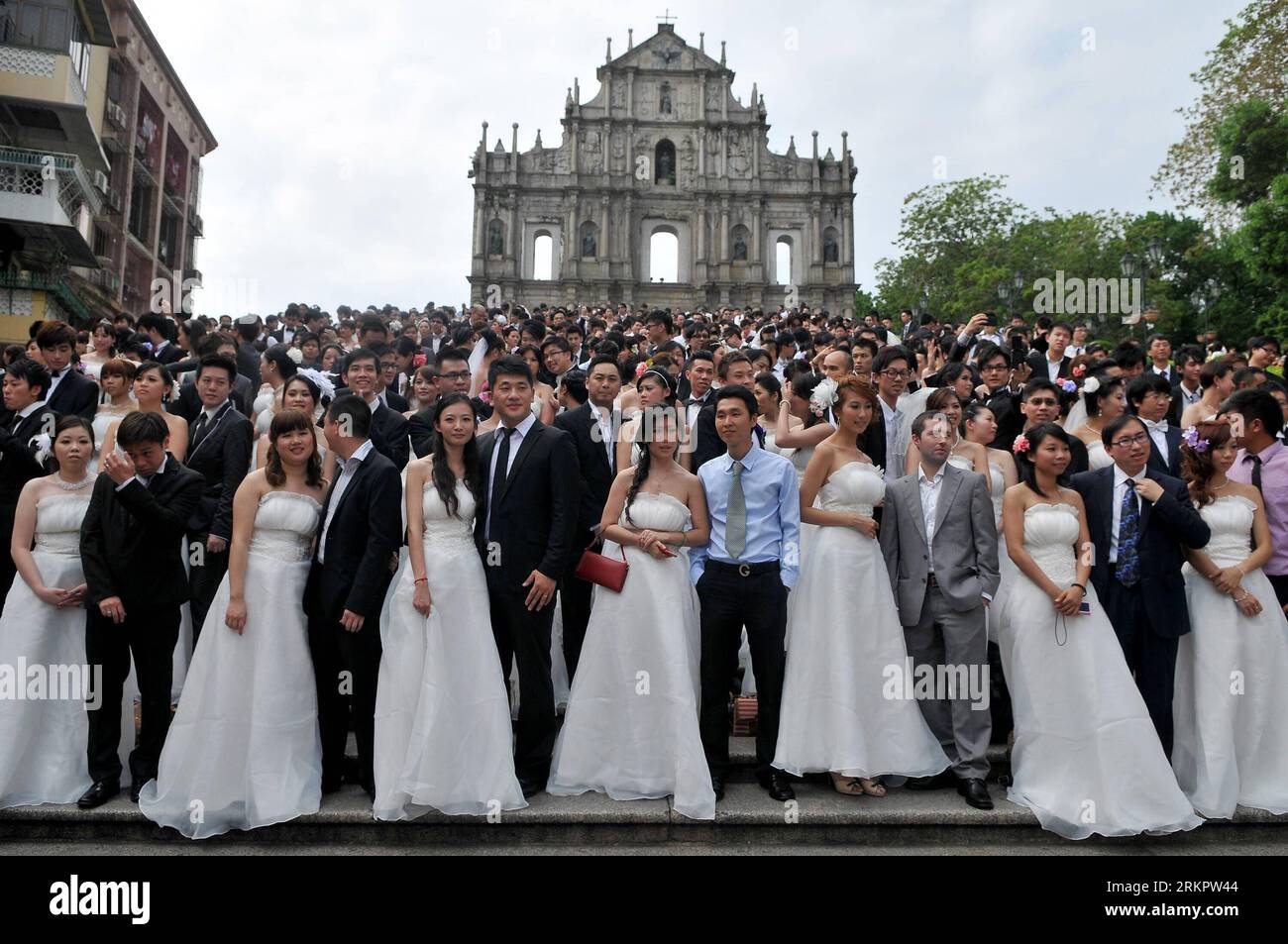 South korea group wedding hi-res stock photography and images - Alamy