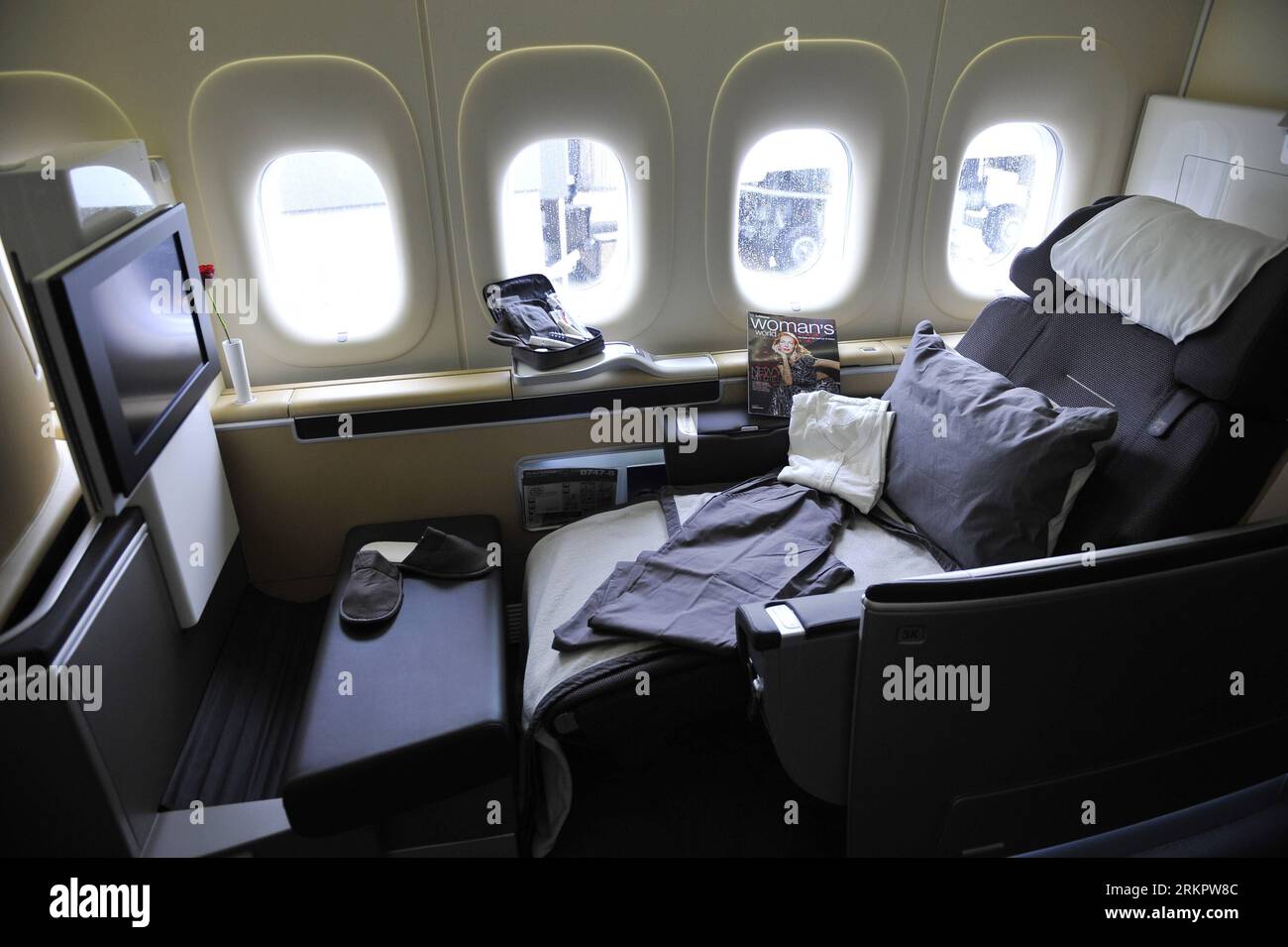 747 8 first class hi-res stock photography and images - Alamy