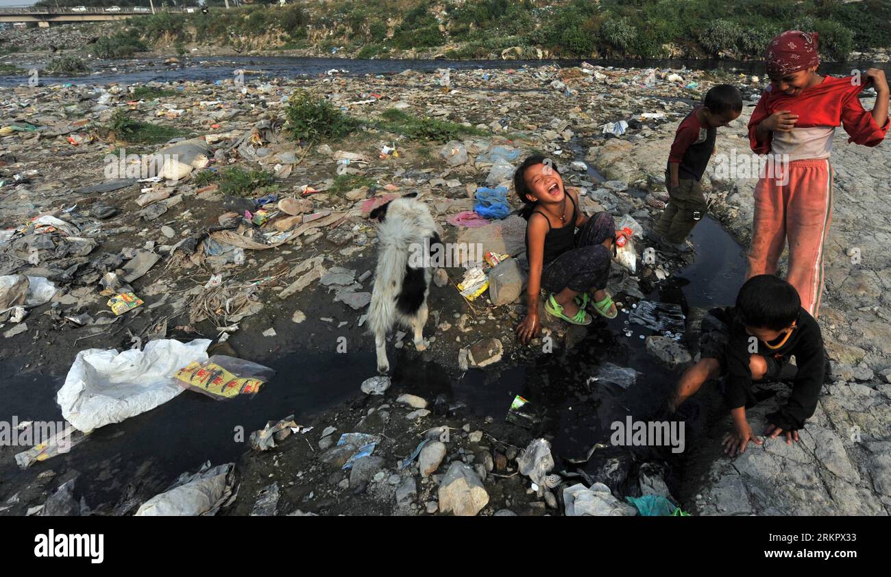 Children playing dead hi-res stock photography and images - Alamy
