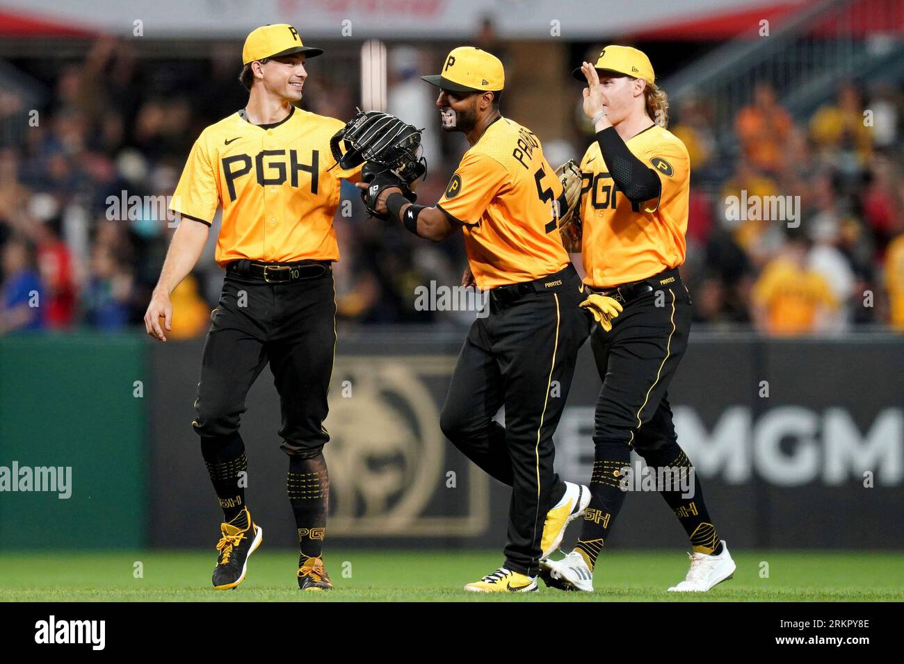 Pittsburgh Pirates left fielder Bryan Reynolds, left, right fielder ...