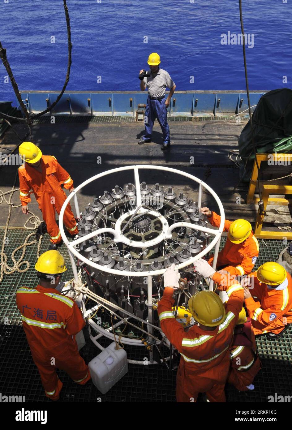 Dive support vessel hi-res stock photography and images - Alamy