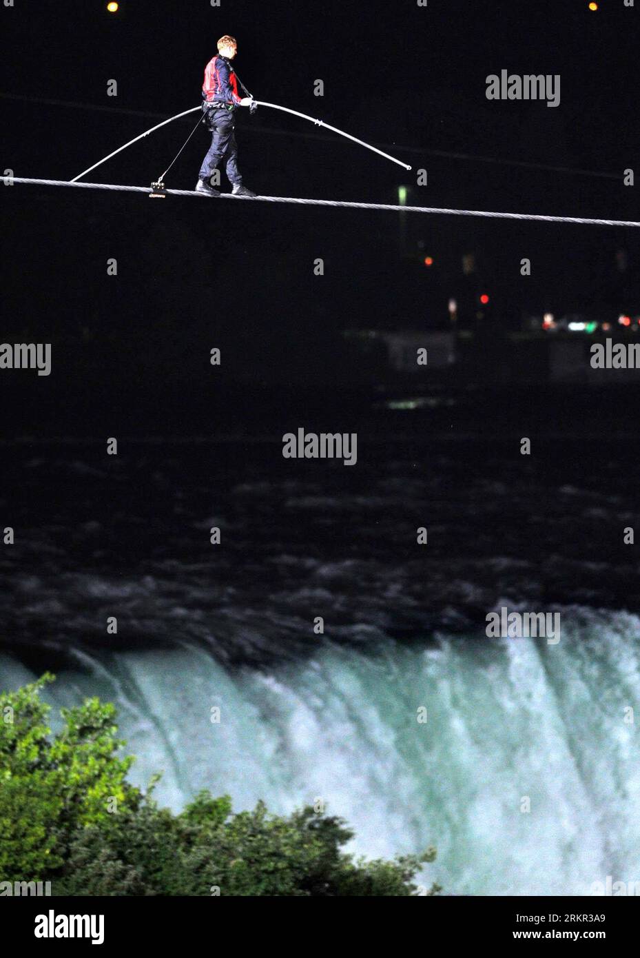 Wire walker hi-res stock photography and images - Alamy