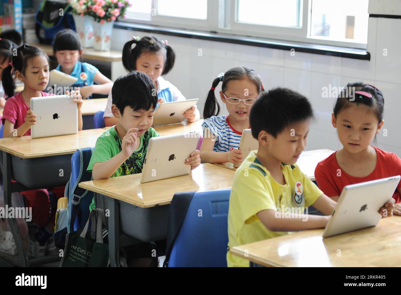 Computers classroom cartoon hi-res stock photography and images - Alamy