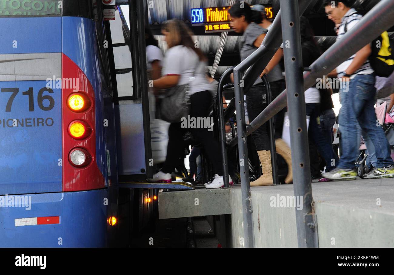 Bushaltestelle symbol hi-res stock photography and images - Alamy