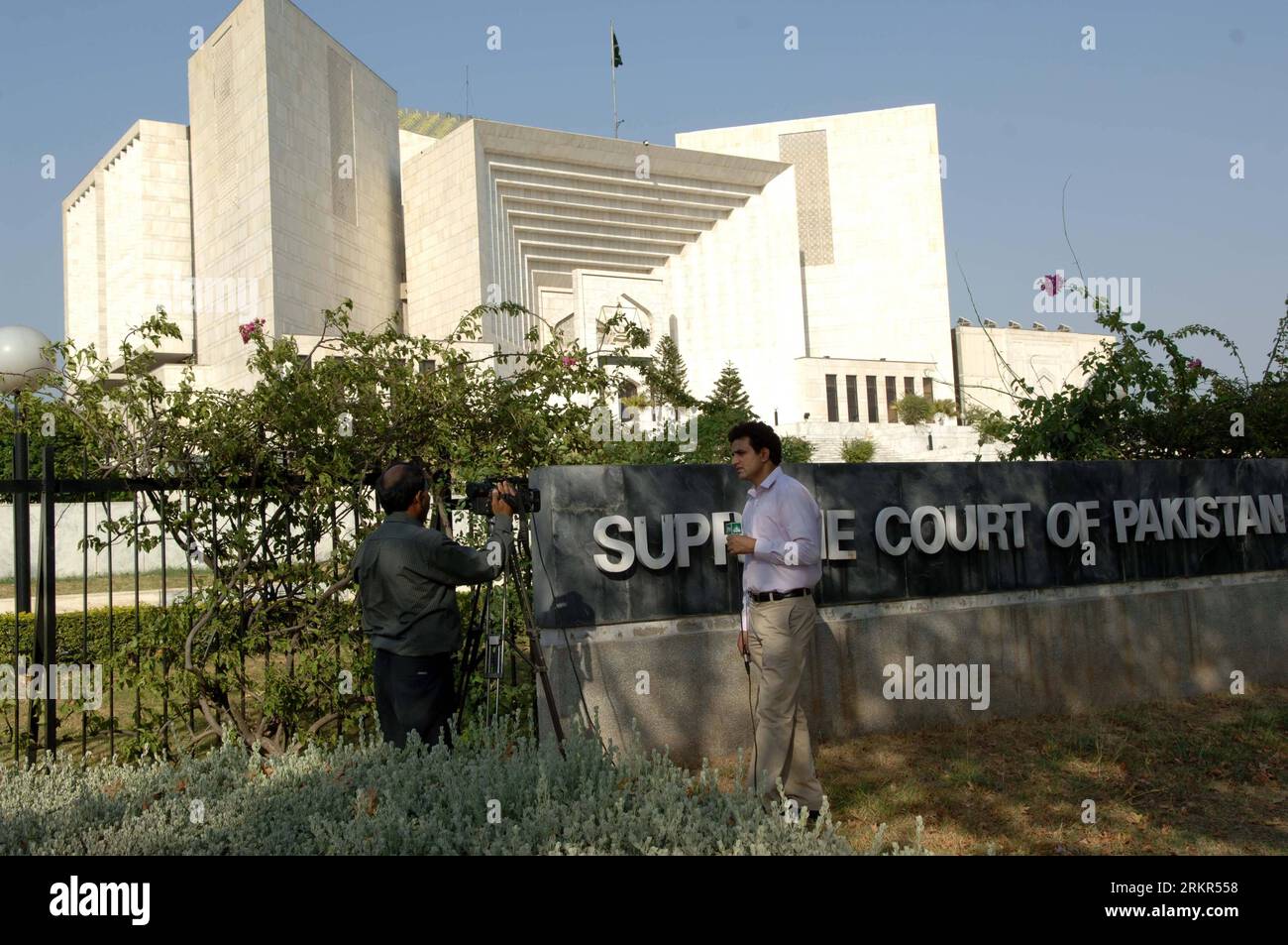 Reporters outside supreme court hi-res stock photography and images - Alamy