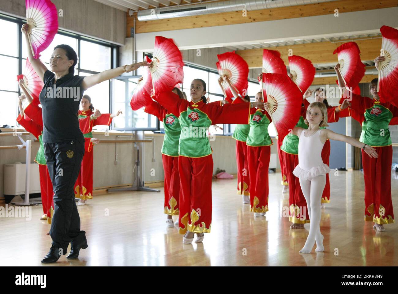Chinese ballet girls hi-res stock photography and images - Alamy