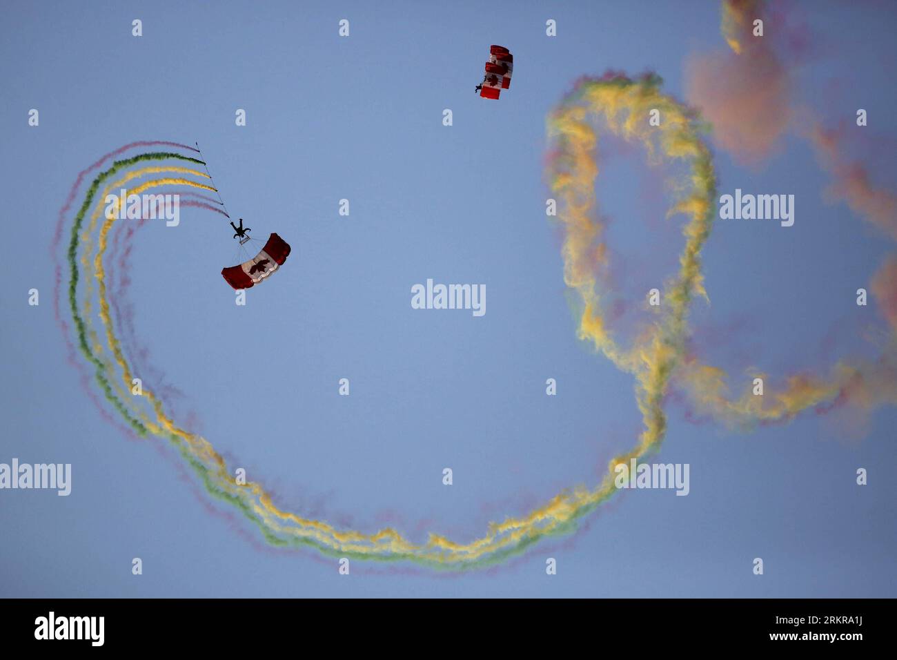 Members canadian skyhawks parachute team hi-res stock photography and ...