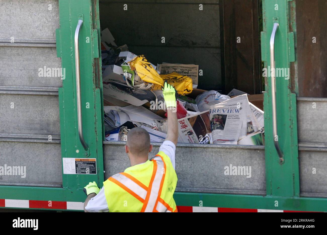 Garbage truck canada hi-res stock photography and images - Alamy