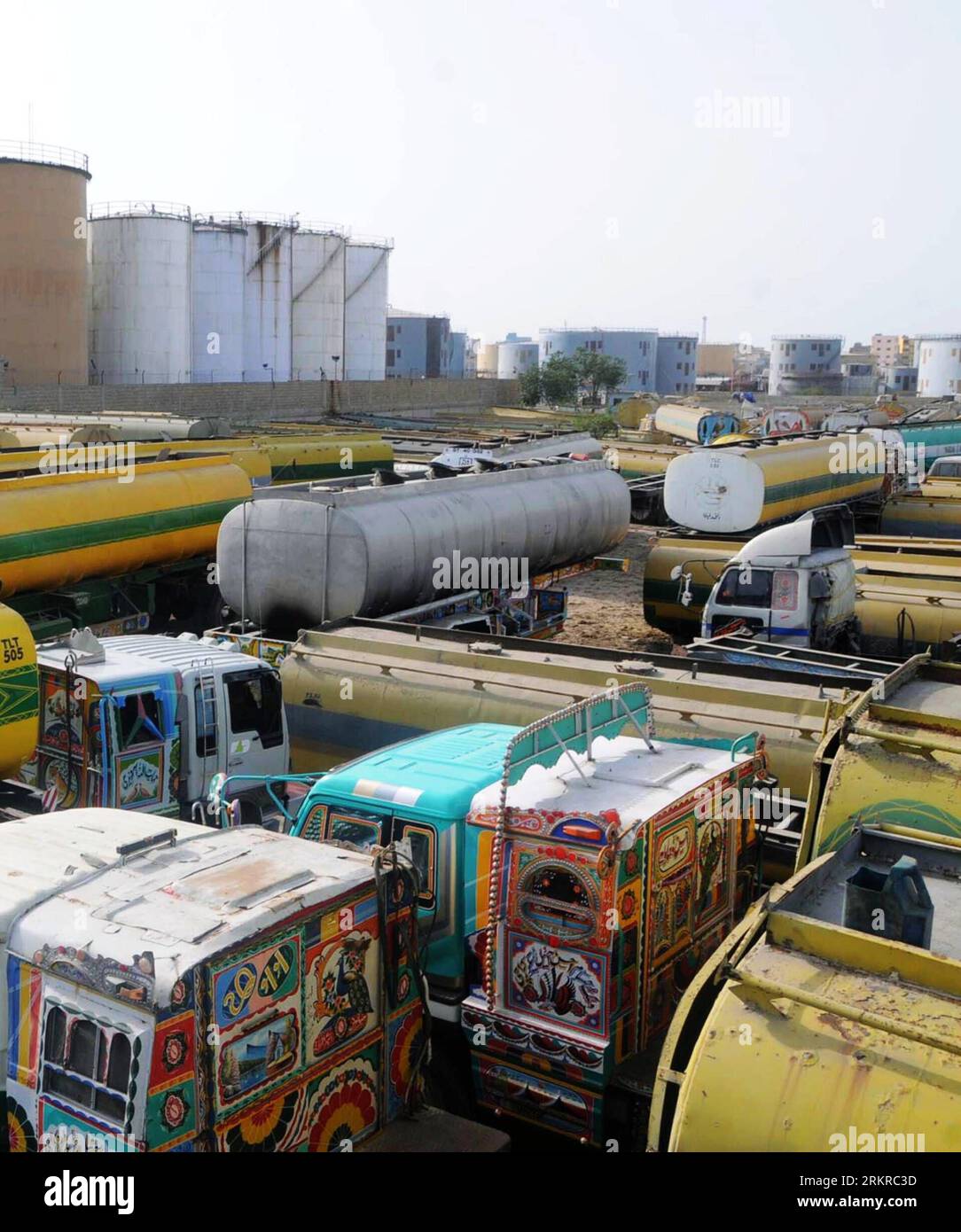 Oil tankers pakistan hi-res stock photography and images - Alamy