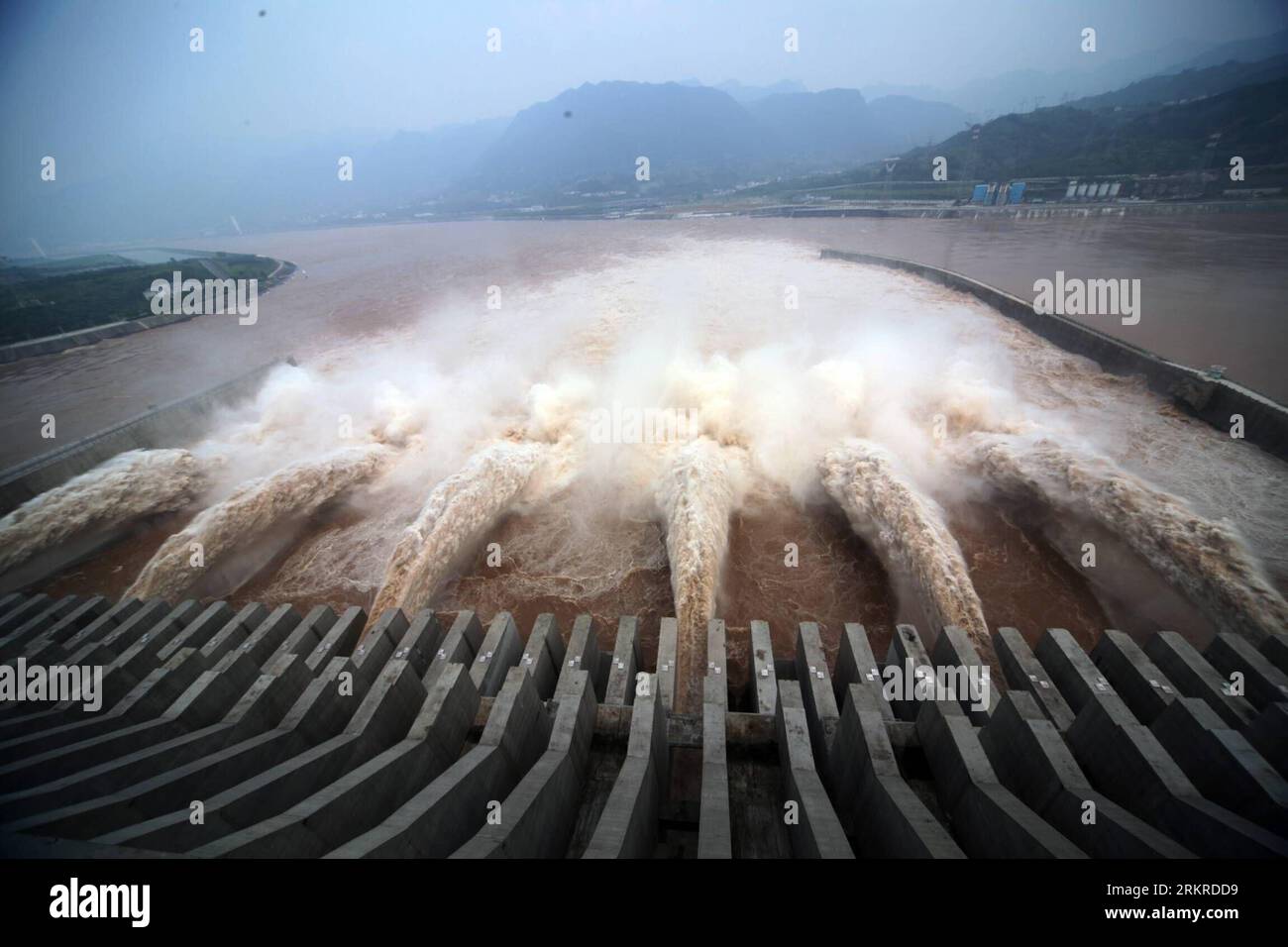 Flood storage reservoir flow control hi-res stock photography and ...