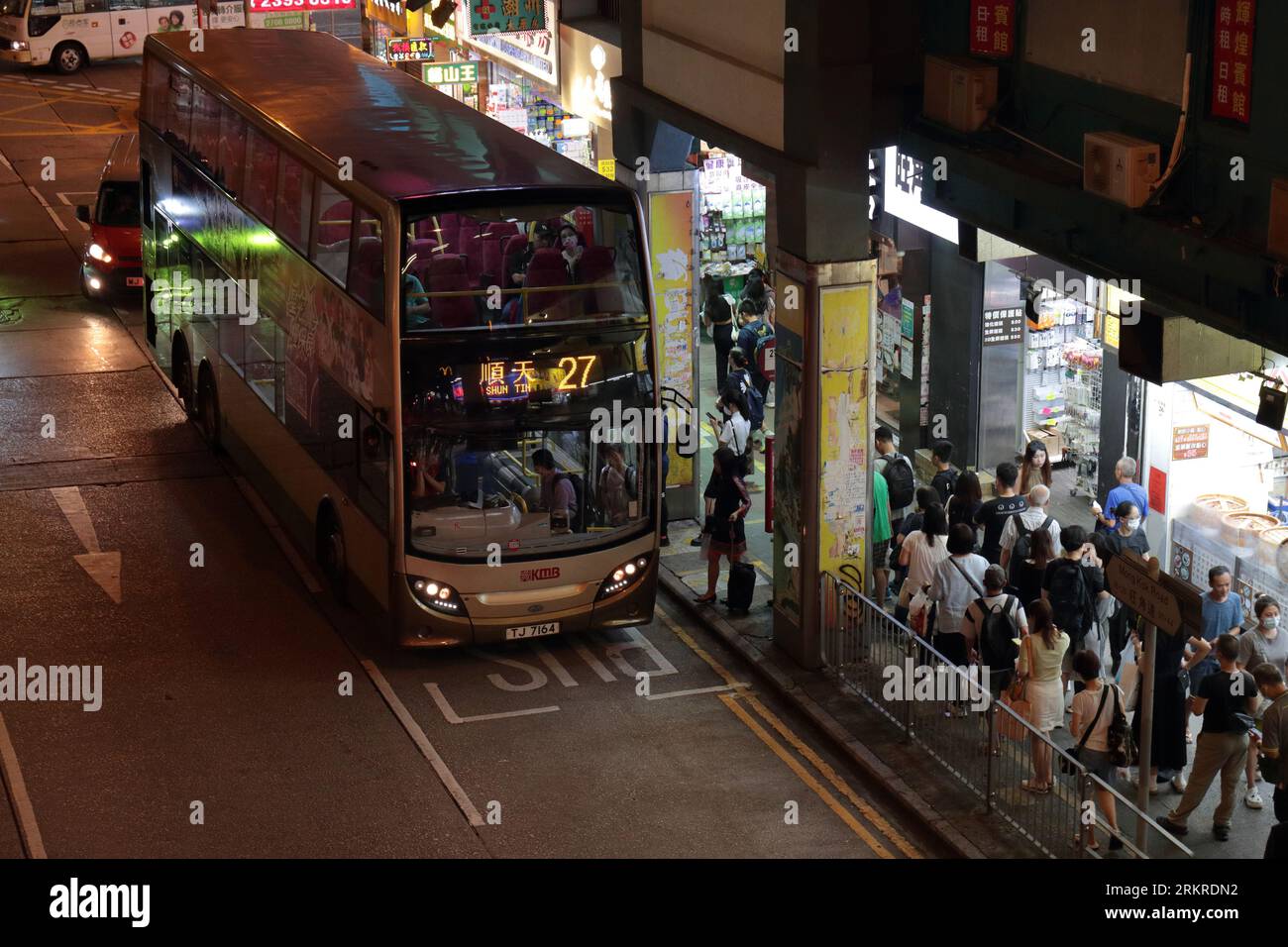 People queueing for an evening bus to go home, Mongkok Road, Kowloon, Hong Kong, China Aug 2023 ...