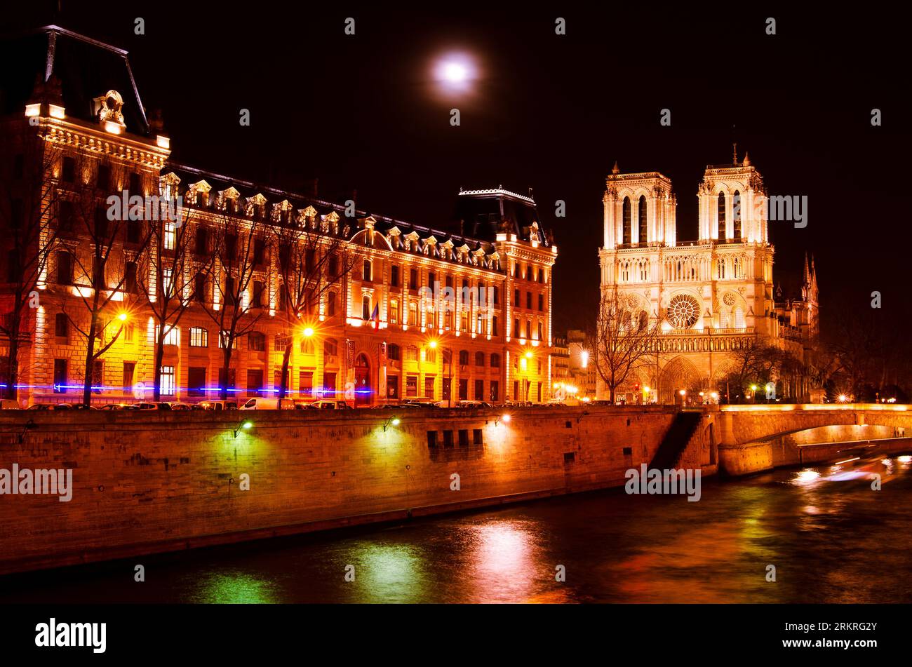 La Prefecture de Police building and Notre Dame cathedral at night ...