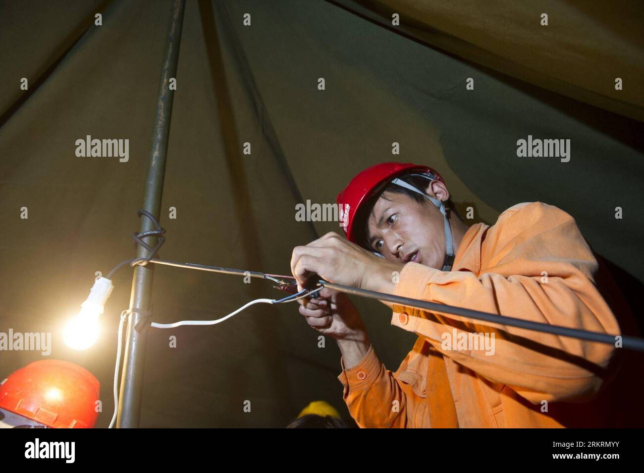 Mine tunnel collapsed hi-res stock photography and images - Alamy