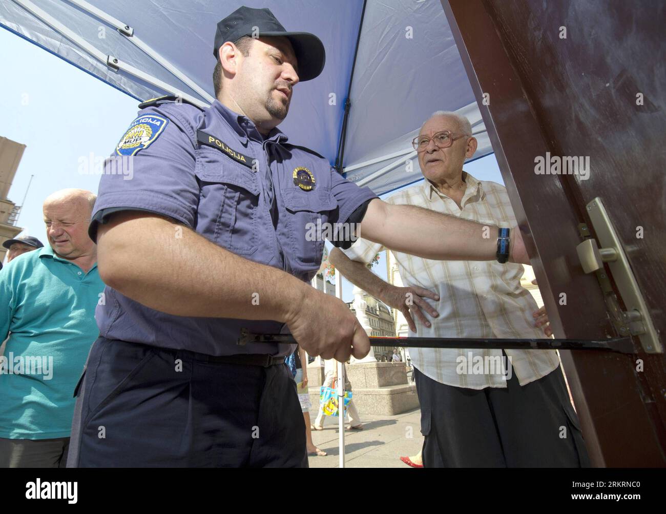 Policeman at door hi-res stock photography and images - Alamy