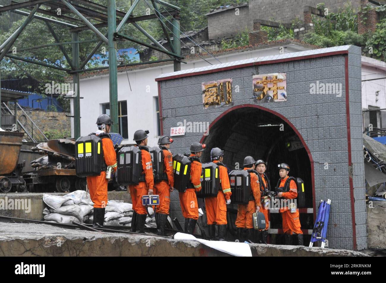 Tunnel collapses hi-res stock photography and images - Alamy