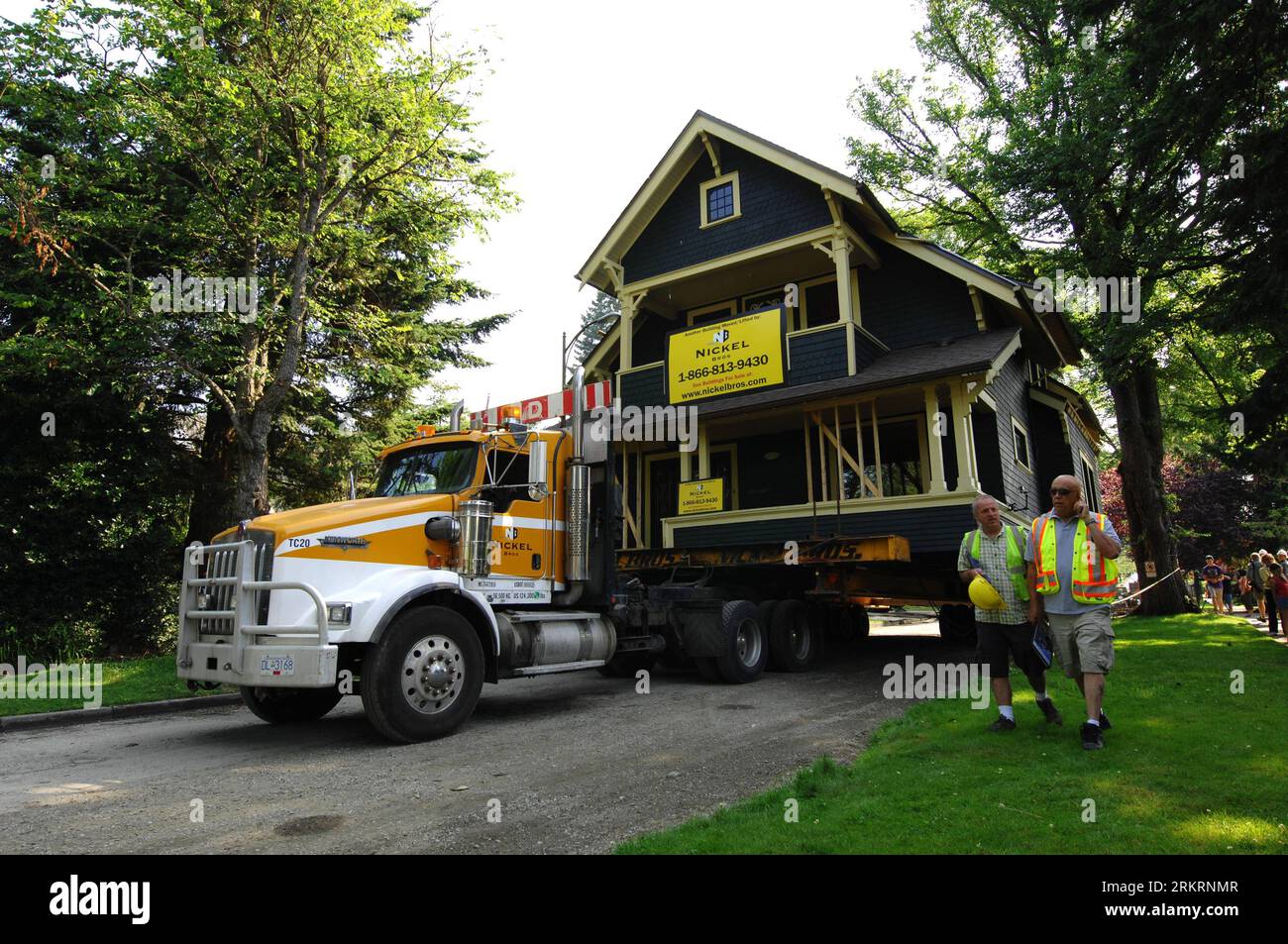 House moved by truck hi-res stock photography and images - Alamy