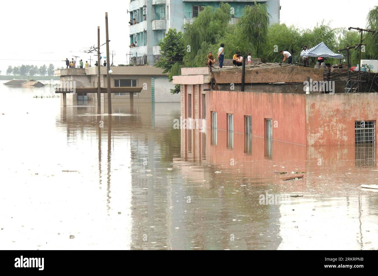 Flooding people of roof hi-res stock photography and images - Alamy