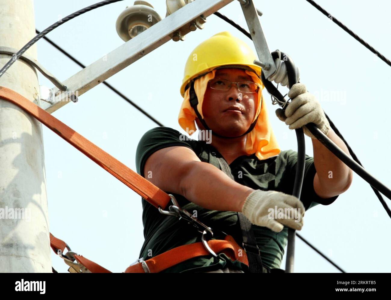Broken power lines hi-res stock photography and images - Alamy