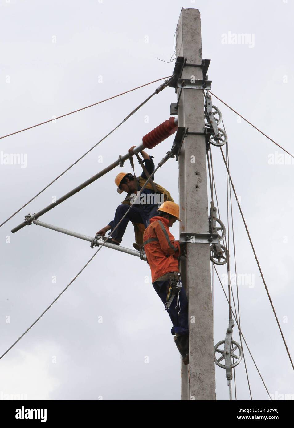 Suspended power lines hi-res stock photography and images - Alamy