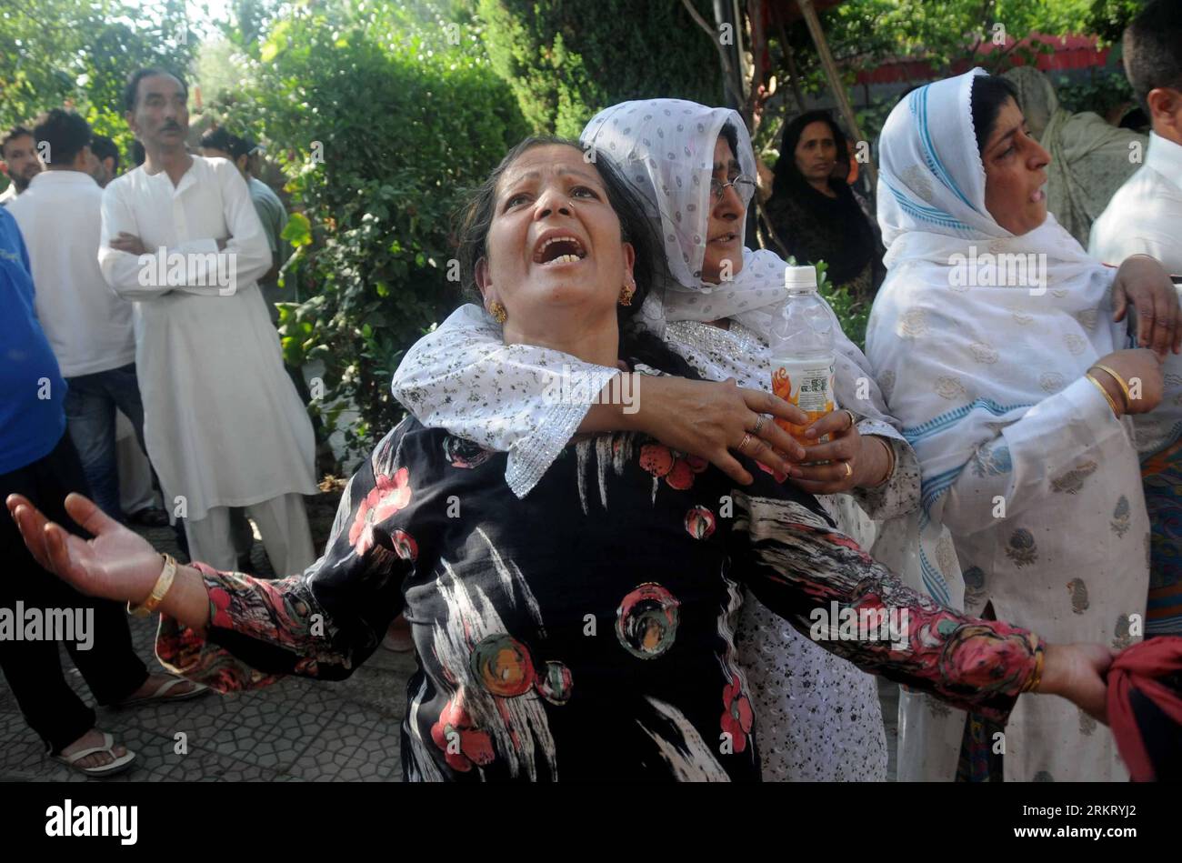 Indian woman mourns death relative hi-res stock photography and images ...