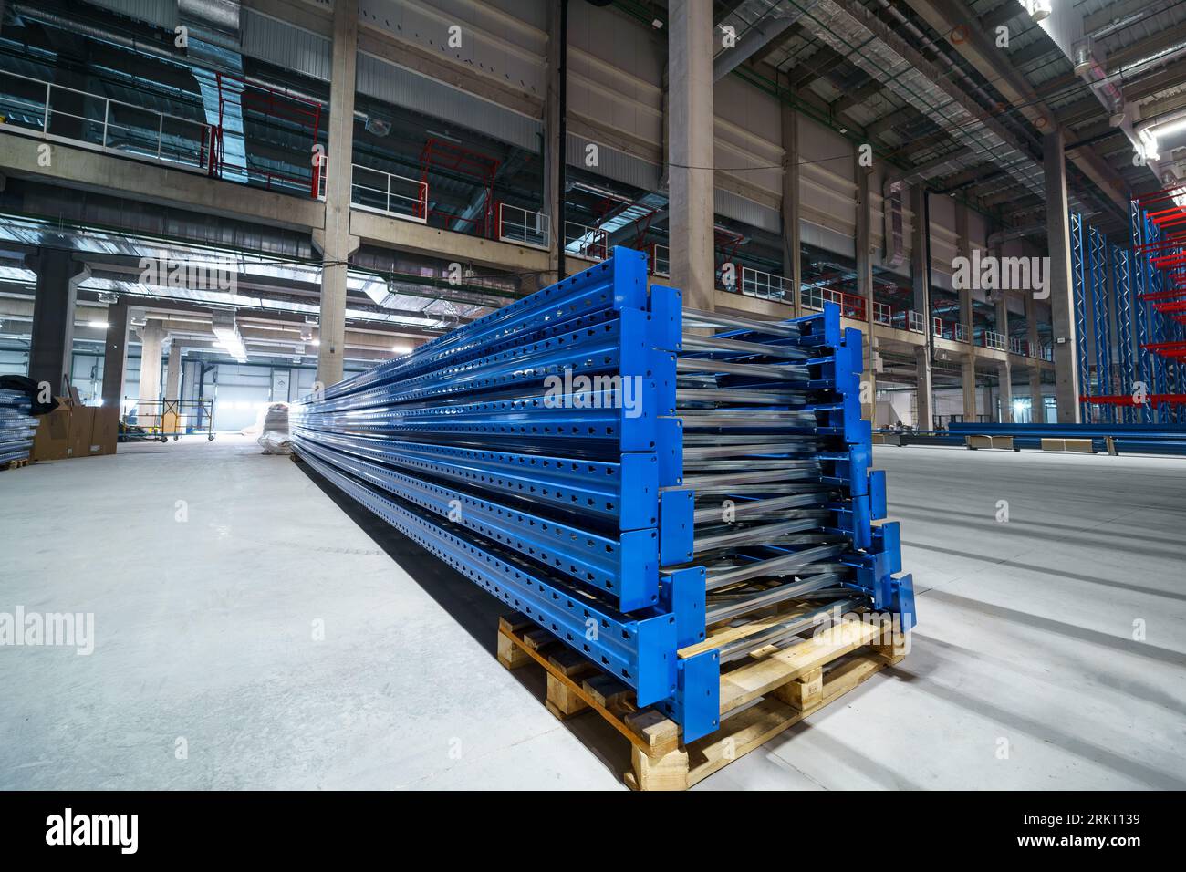 Large warehouse racking hi-res stock photography and images - Alamy