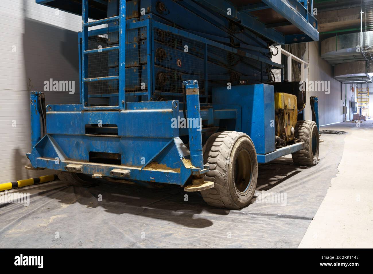 Hydraulic lifting platform on the construction site Stock Photo - Alamy
