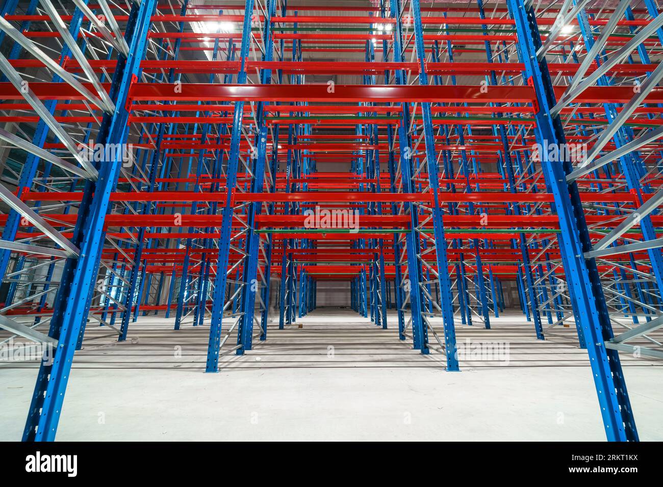 Commercial huge empty distribution warehouse with high racking Stock ...