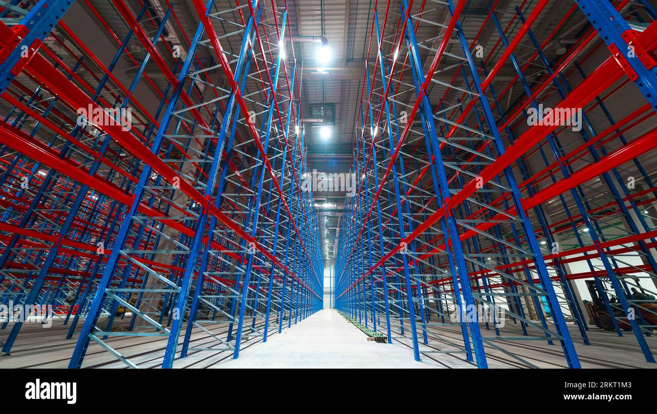 Commercial huge empty distribution warehouse with high racking Stock ...