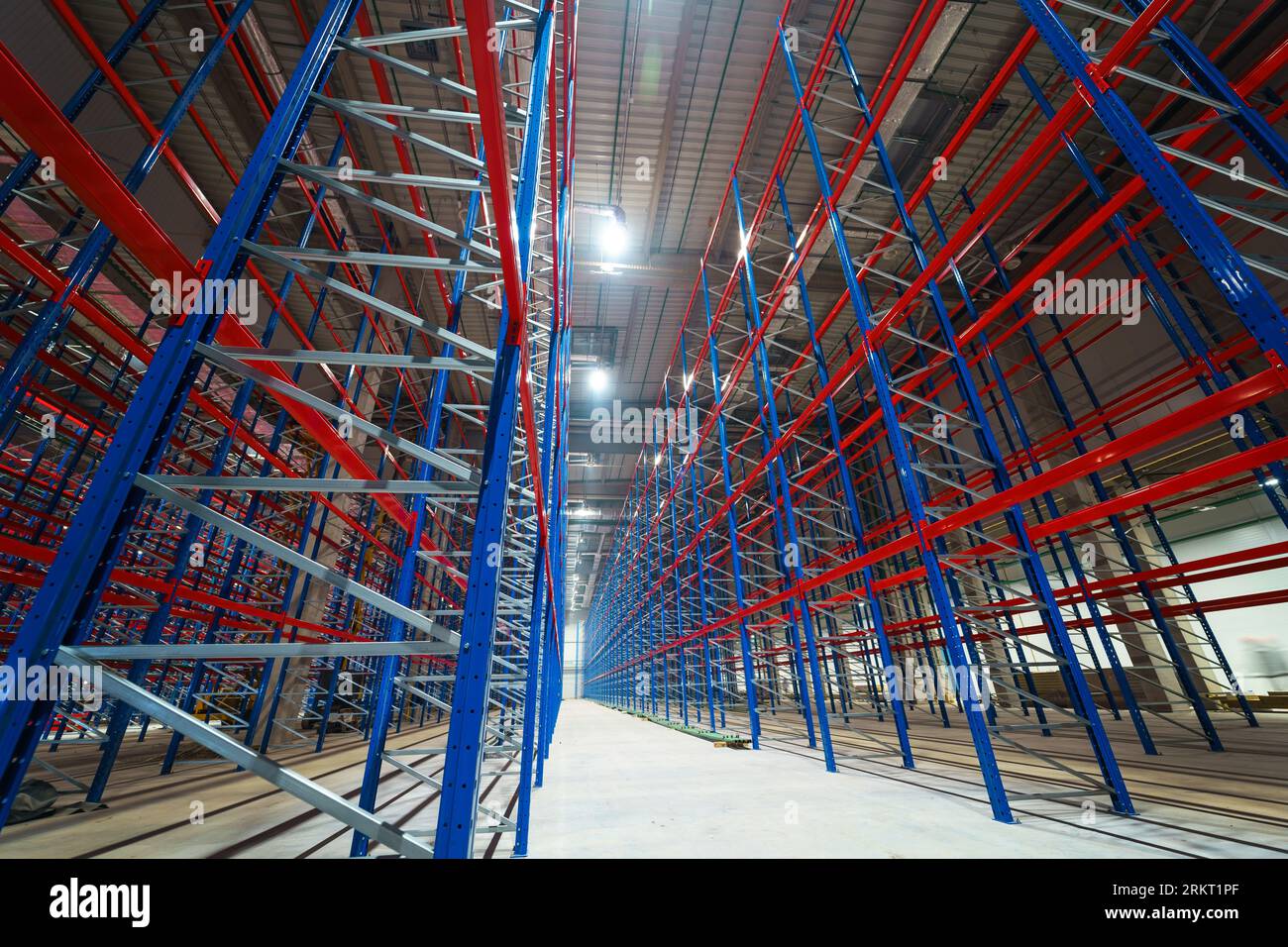 Commercial huge empty distribution warehouse with high racking Stock ...