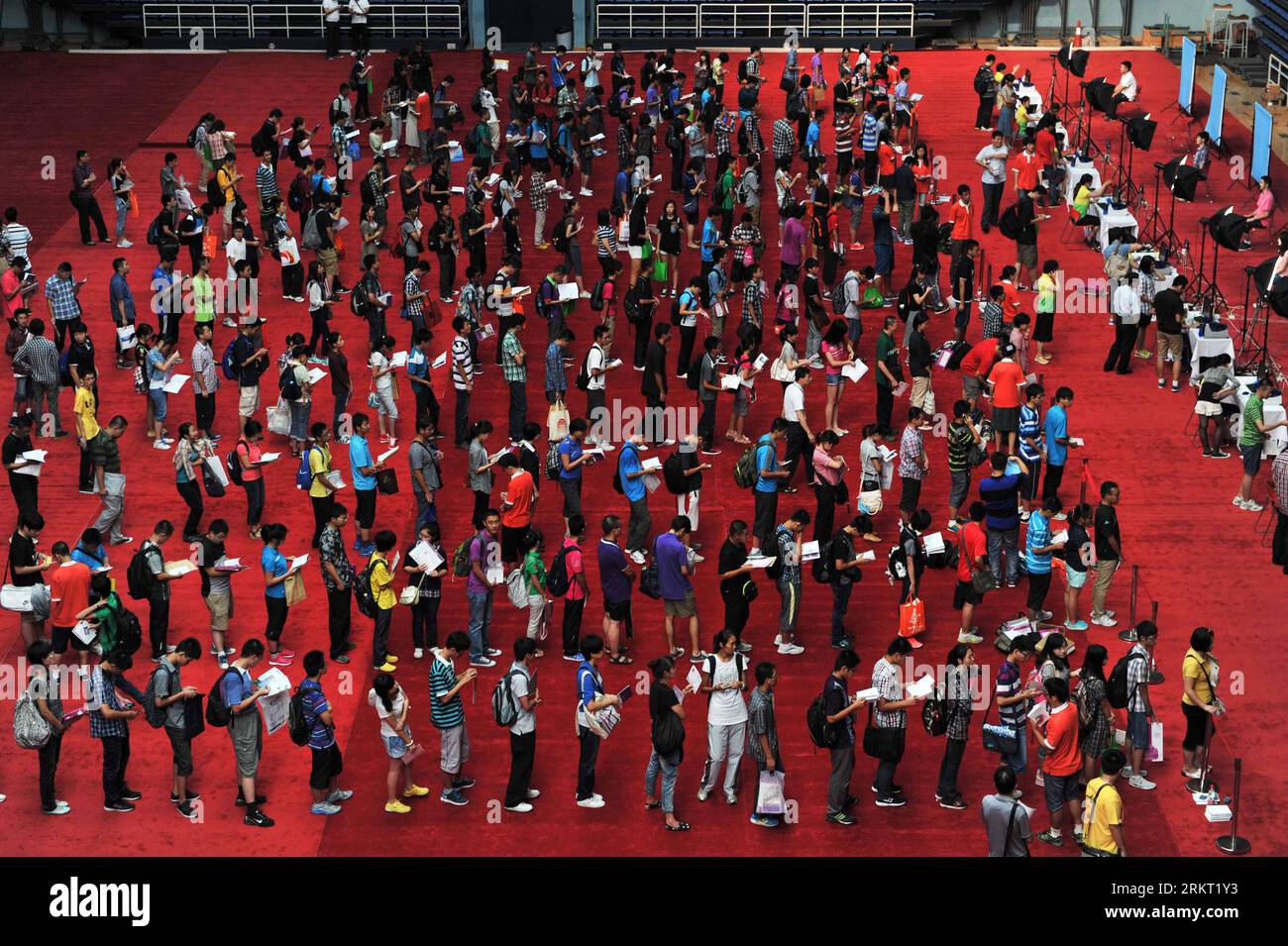 University admissions queue hi-res stock photography and images - Alamy