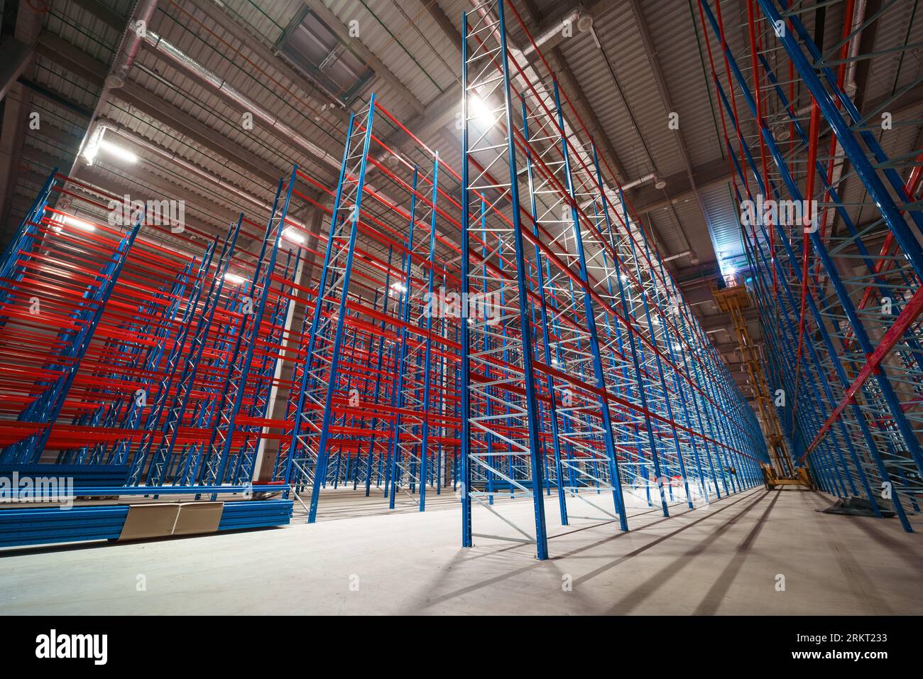 Building a huge warehouse with high racking Stock Photo - Alamy