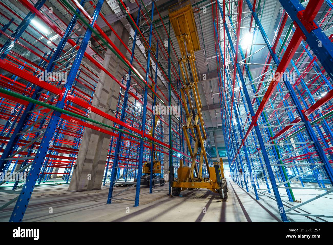 Hydraulic lifting platform on the construction site Stock Photo - Alamy